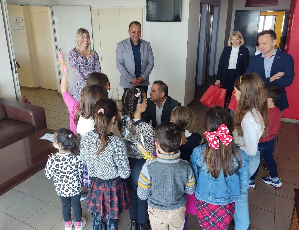 Χειροποίητες λαμπάδες στον Δήμαρχο από παιδιά των ΚΔΑΠ και του ΚΔΑΠΜΕΑ